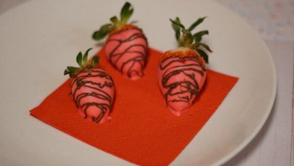 Easy Valentine's Day Chocolate Covered Strawberries - Ice Cream n ...